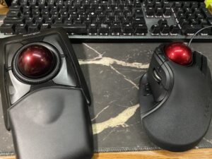 エレコムトラックボール HUGEをしばらく使ってみた感想、ExpertMouseと比較 | モノツクリスト｜パソコン・ゲーム・音楽を楽しむ雑記ブログ